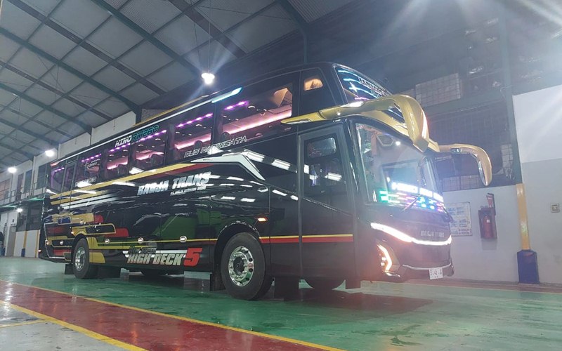 Spesifikasi dan Harga Big Bus Hino Karoseri Adiputro Kapasitas 59 Seat